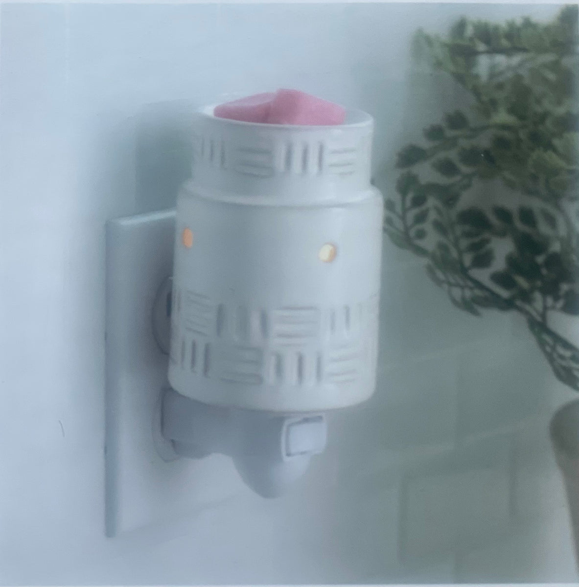 Plug-In Tart Wax Warmer: Fragrance Delight at The Urban Scent